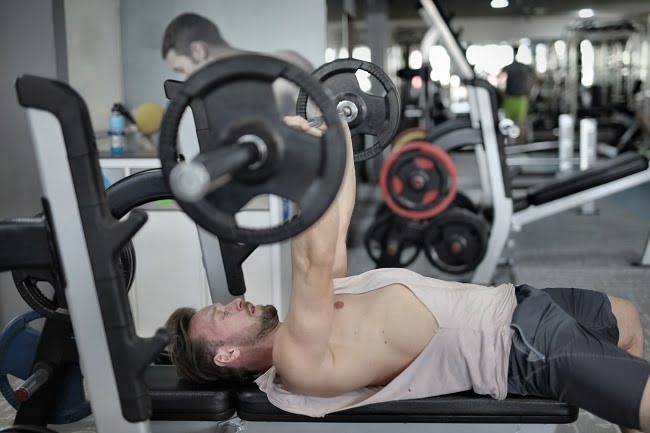 Kako pravilno raditi bench press: vodič za početnike